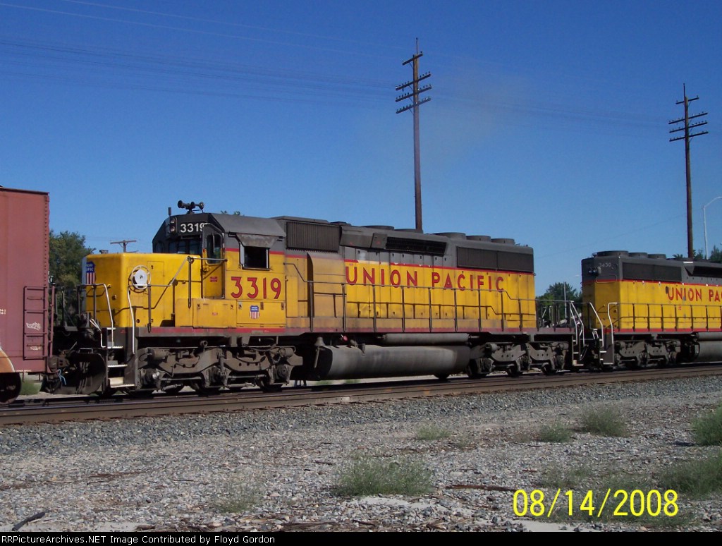 UP 3319 works the yard